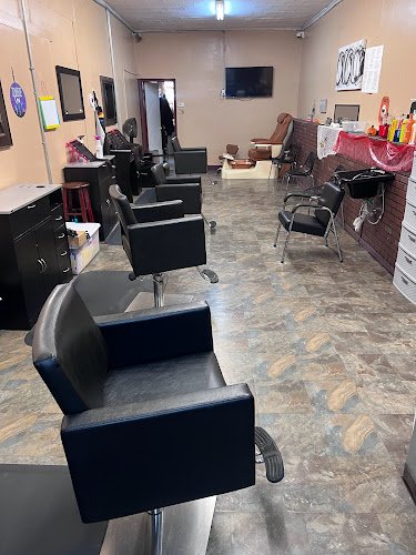 Tha Eccentric Style Salon - Spa Looker